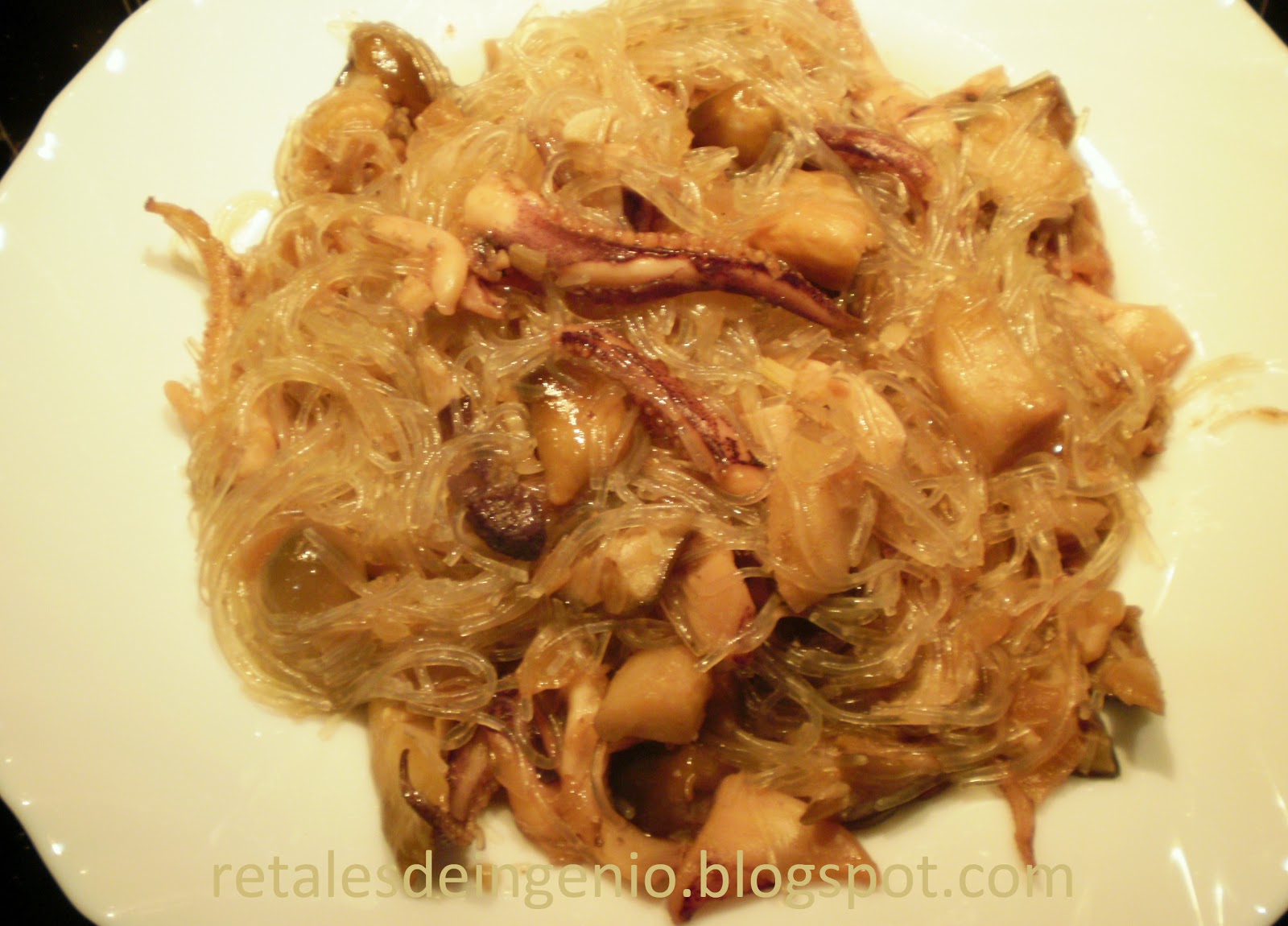 Retales de ingenio: Recetas y Dietética: Fideos de soja con calamares