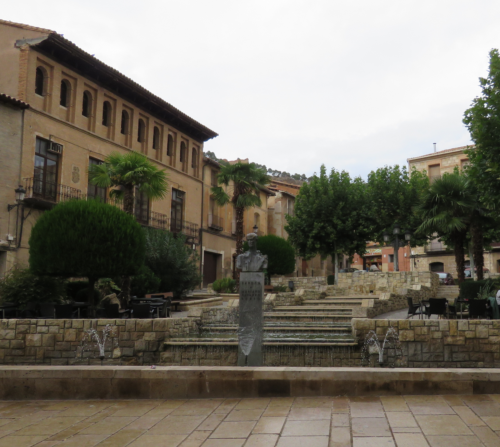 Atravesando la Puerta Baja y la Puerta Alta de Daroca - Conmimochilacuestas