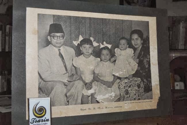 TSARIN DAN BUKU LANGKA: POSTER DJADUL Bapak Dr. H. Moh. Hatta sekeluarga