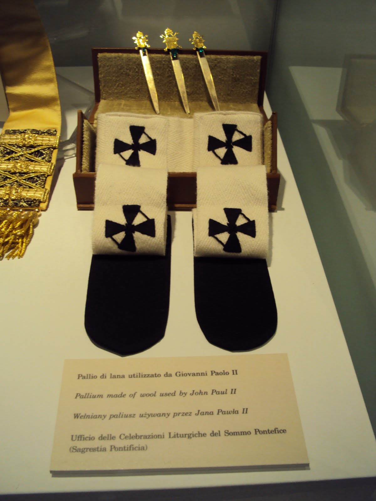 Orbis Catholicus Secundus: What a Pallium Looks Like