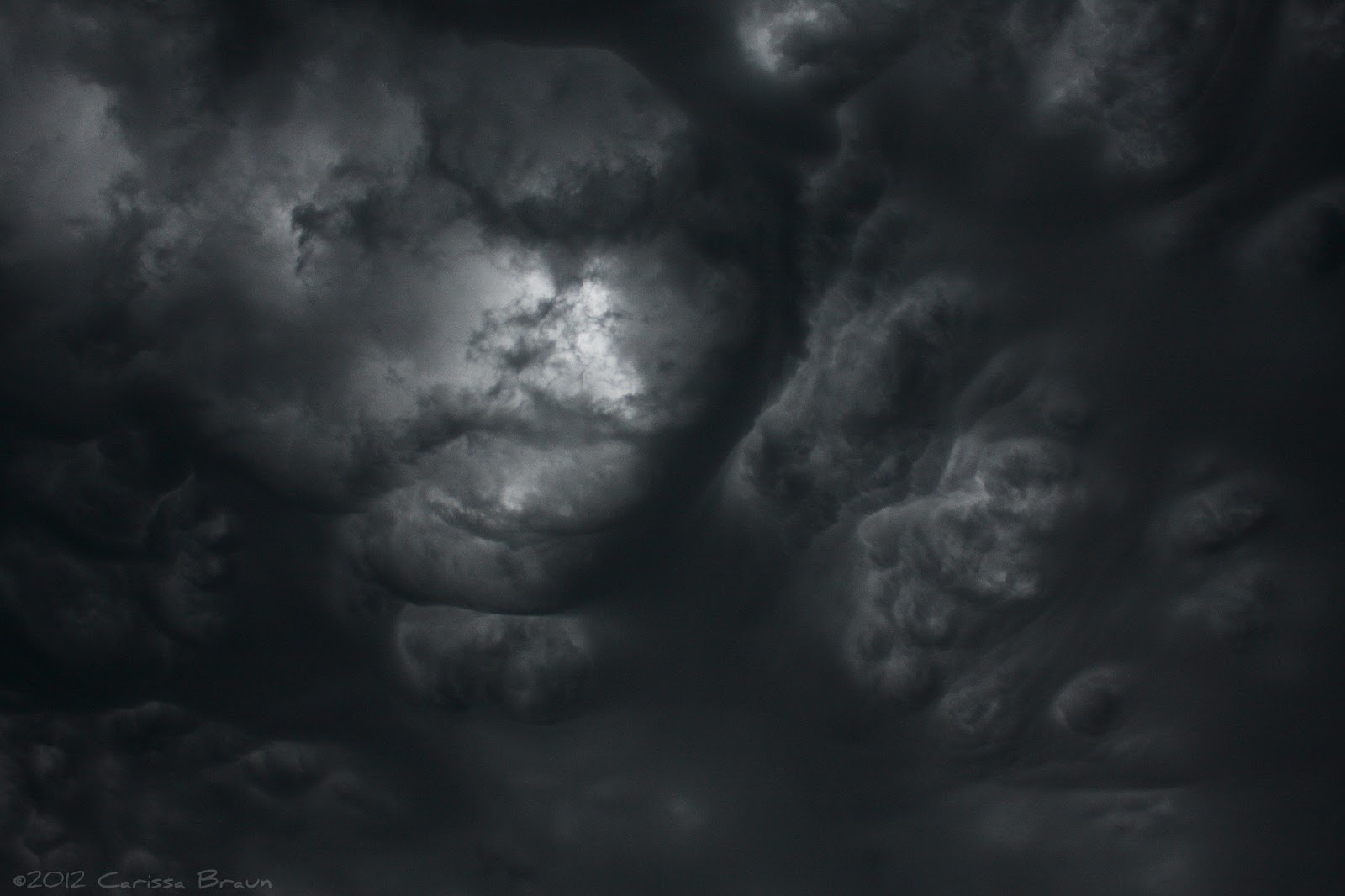 Nature Photography and Facts : Mammatus Clouds