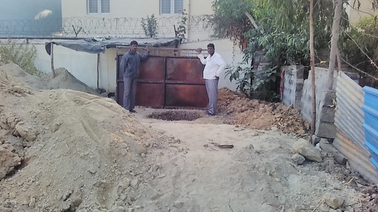 Open well off Sarjapura Road : 4ft in diameter and SIXTY feet deep ...