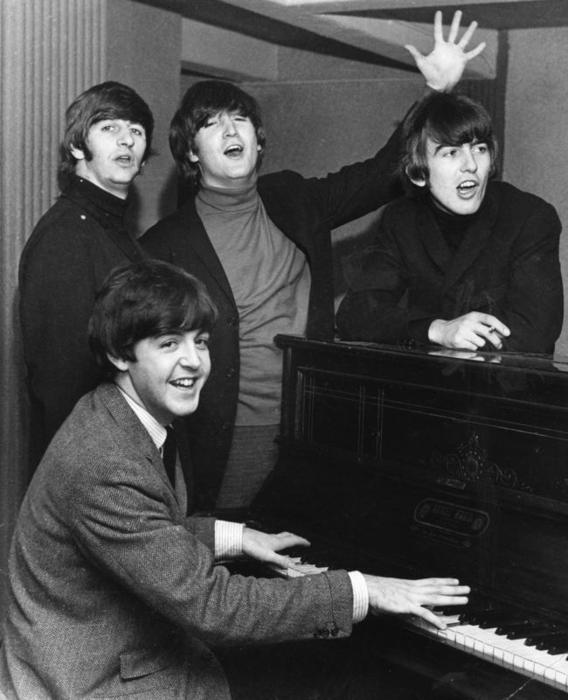 Meet the Beatles for Real: Sing around the piano