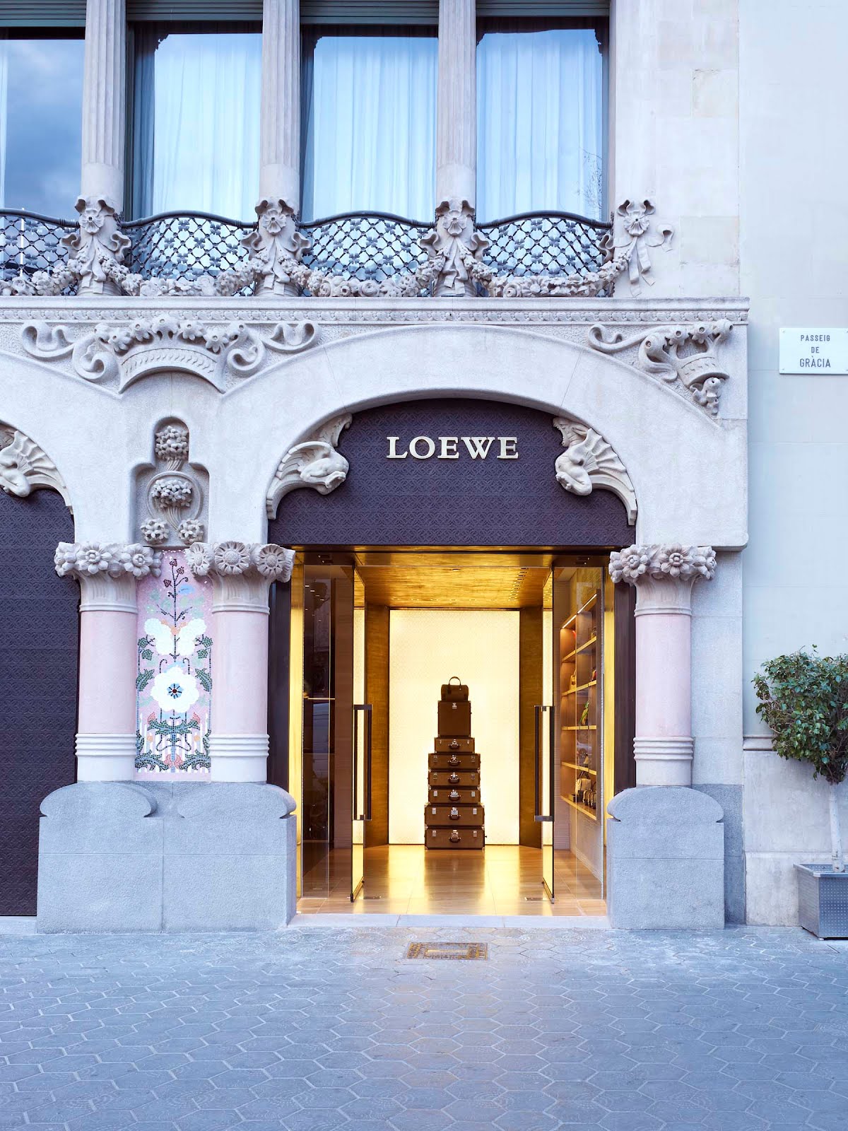 El Observador Solitario: EVENTO DE REAPERTURA Y DESFILE DE LOEWE