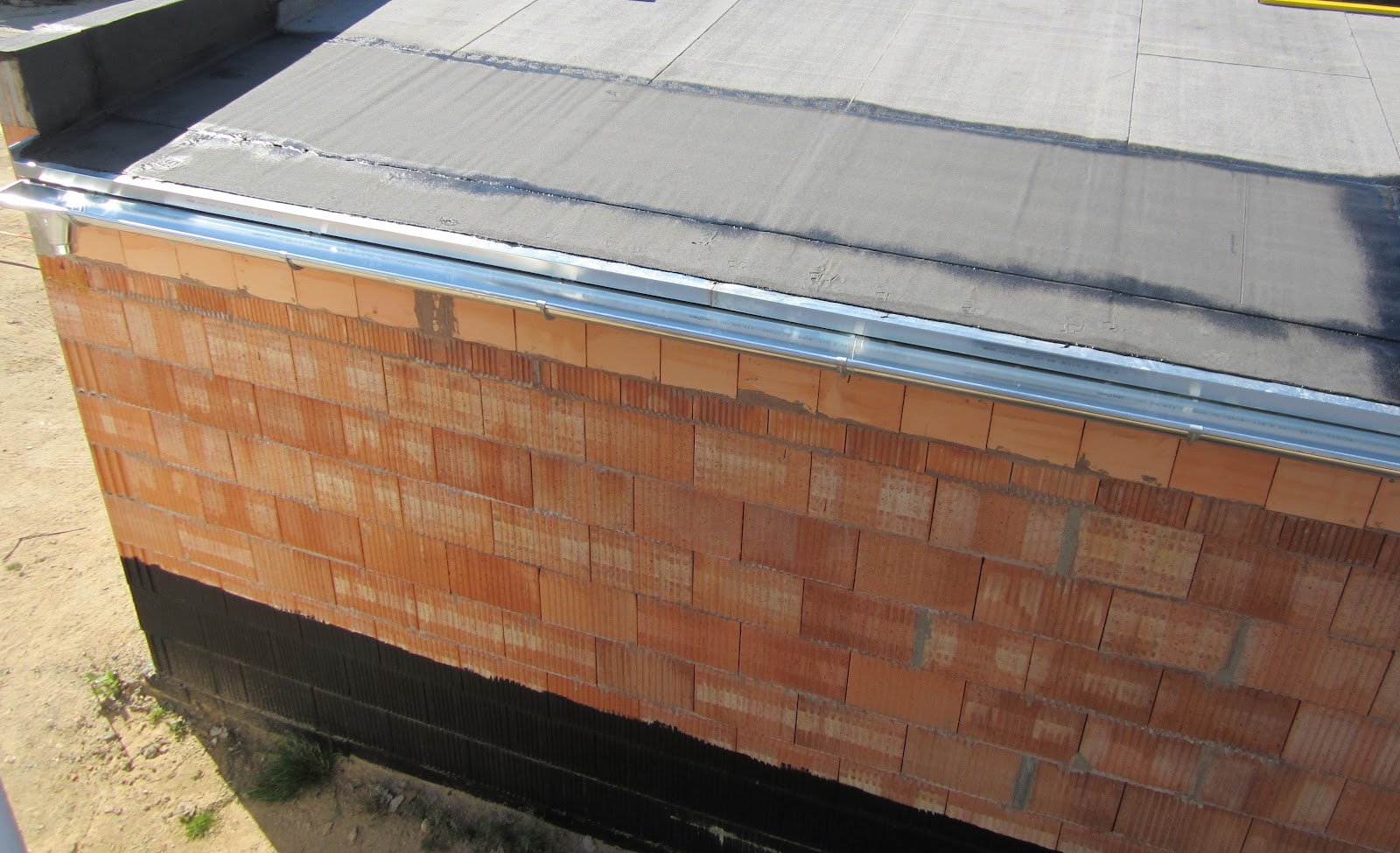 Unser Hausbau: Garage in Eigenleistung: 2. Lage Bitumenbahn angeschweißt