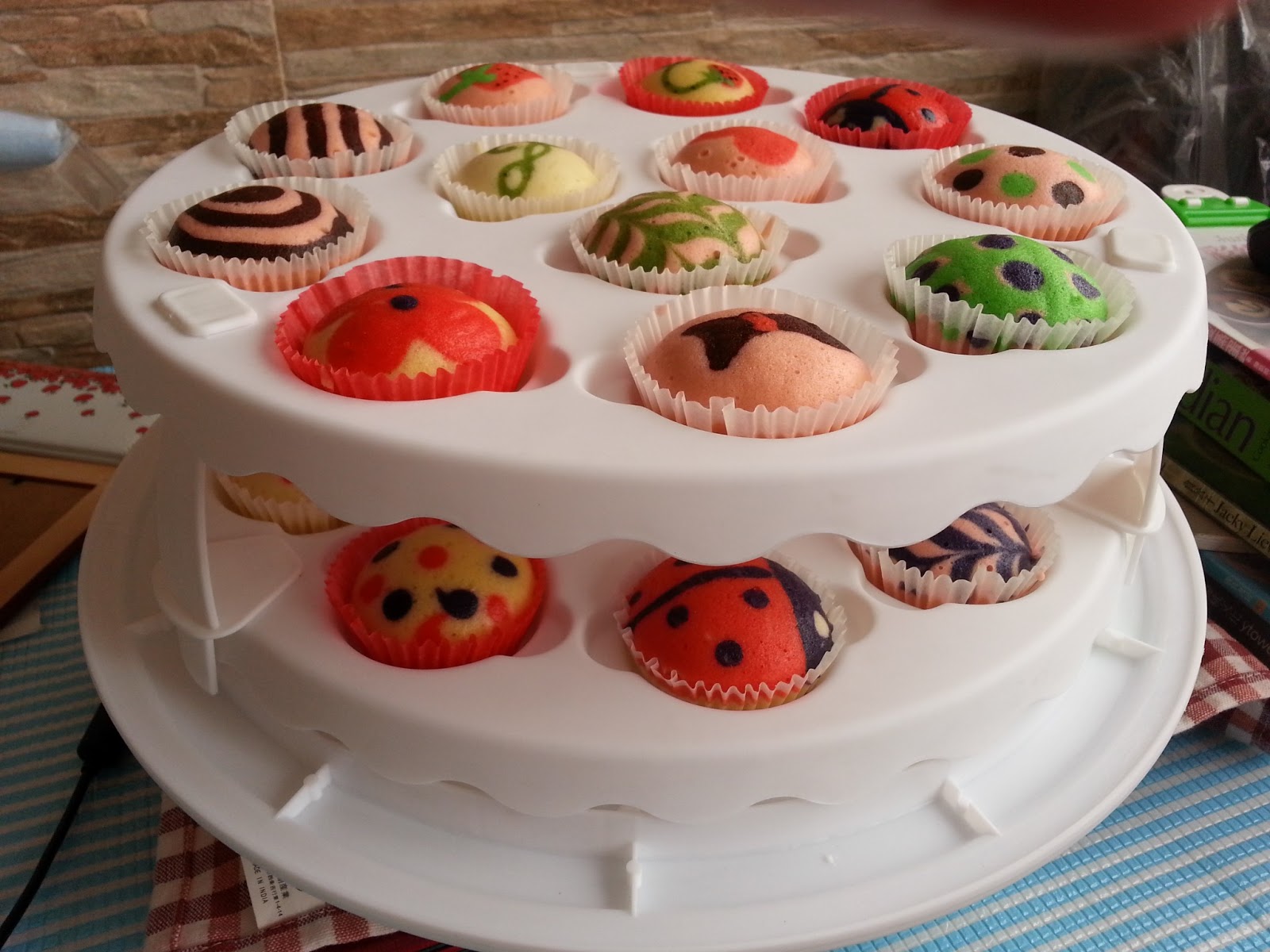 Veronica's Kitchen: Creative Steamed Cupcake - 彩绘可爱蒸蛋糕