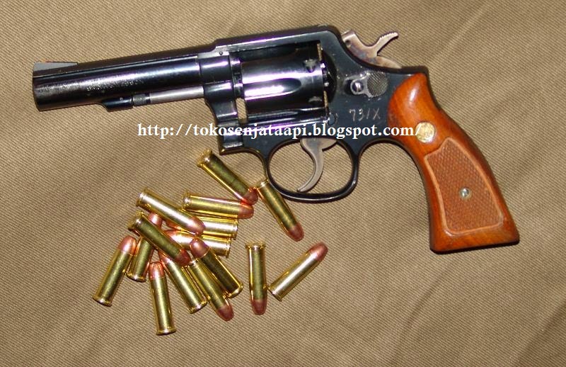 TOKO SENJATA API: REVOLVER