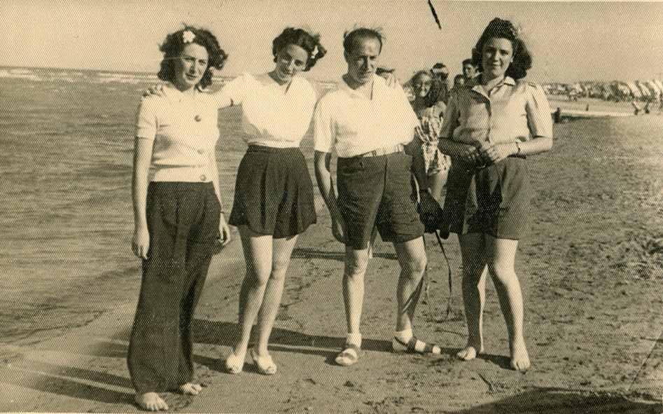 57 Found Photos Document Innocent Life at Beach in the 1930s and '40s ...