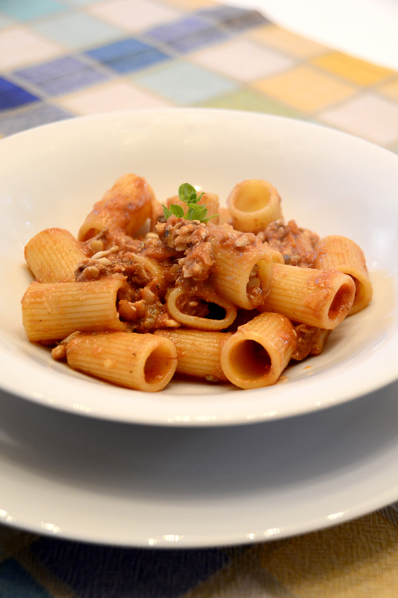 POVERIMABELLIEBUONI: RIGATONI AL RAGU' D'ACCIUGHE