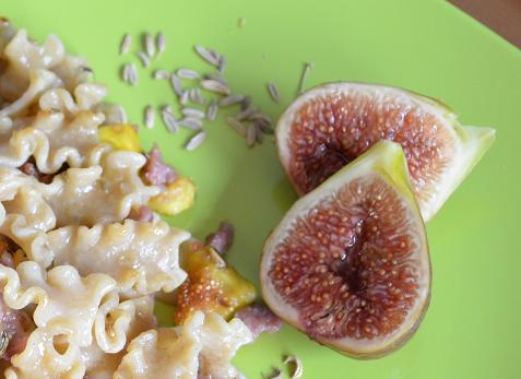 Appena un pizzico di...: L’estate nel piatto – Pasta con fichi neri e ...