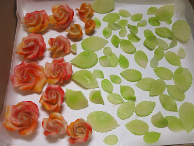 Annika mäkerdab köögis: roosad lilled ja värvilised roosid