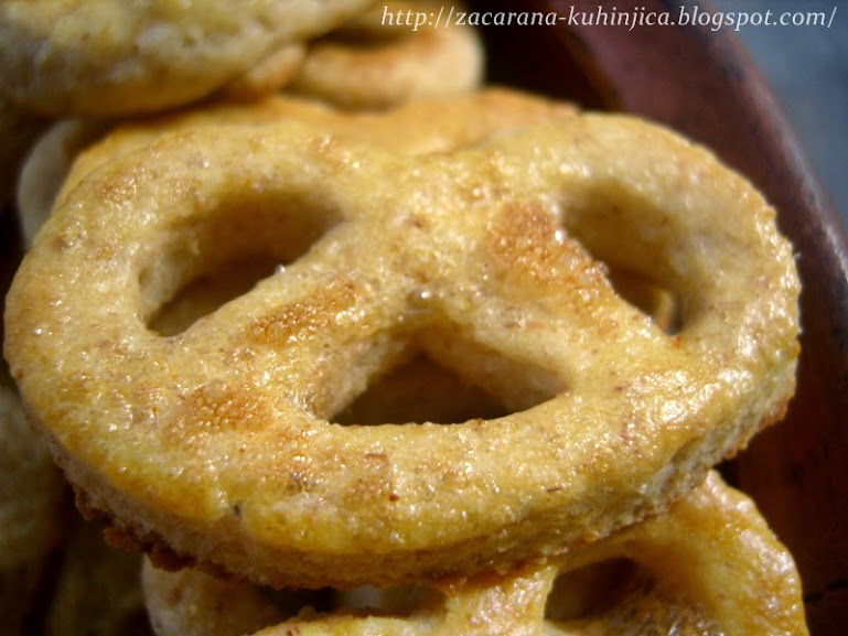 Začarana kuhinjica: Perece sa sirom i kikirikijem