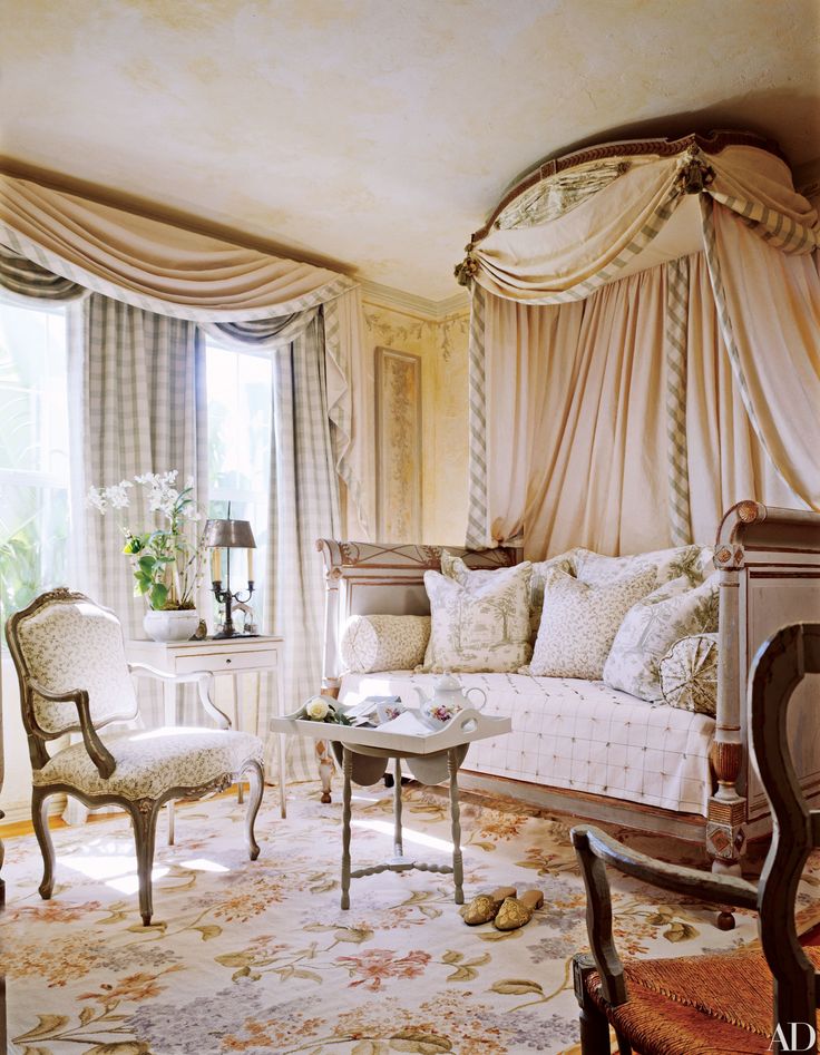 Eye For Design: Decorate Your Home With French Daybeds