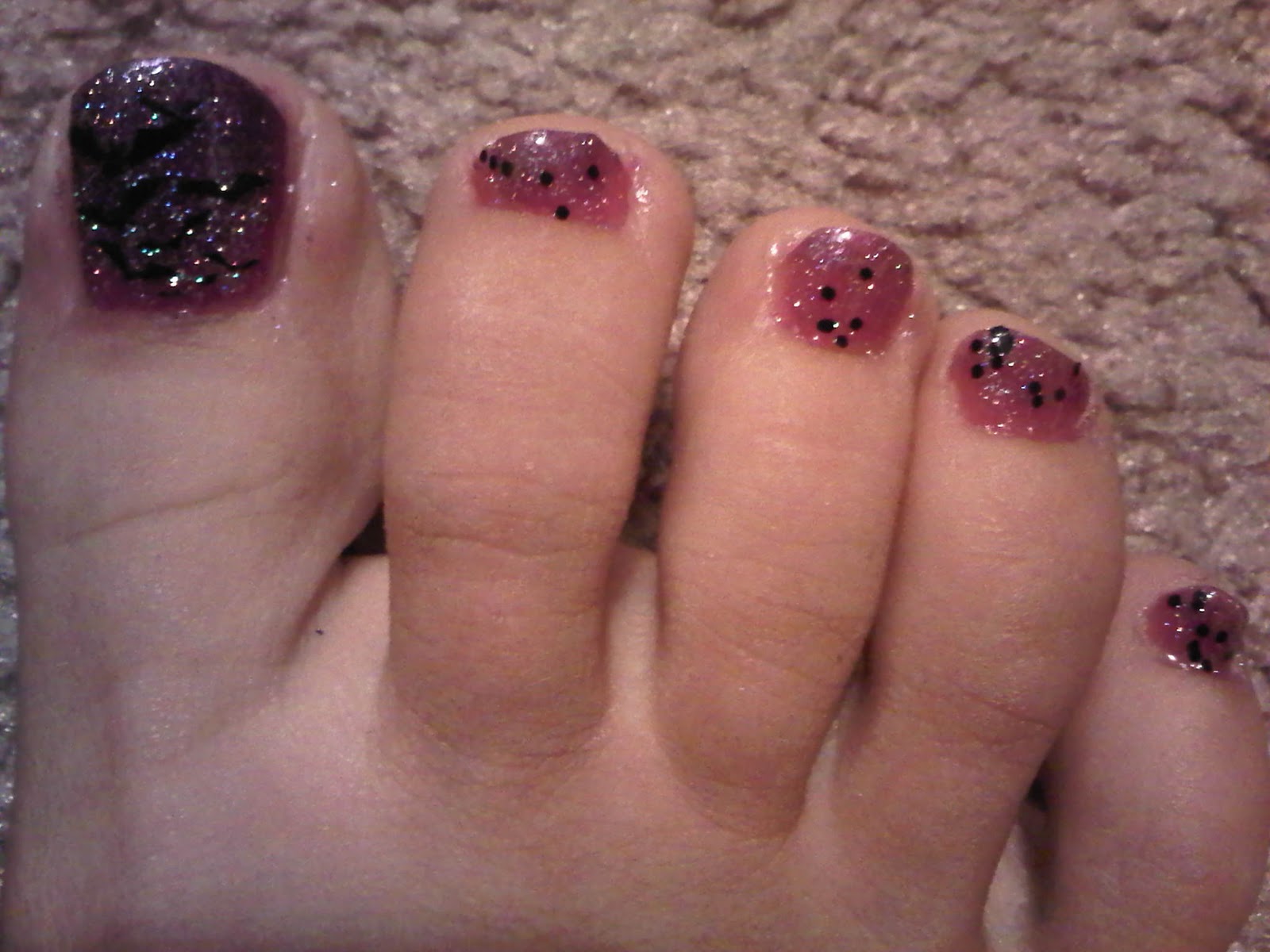 Majnooni Beauty: Creepy Feet : You're Tangled In My Bats...