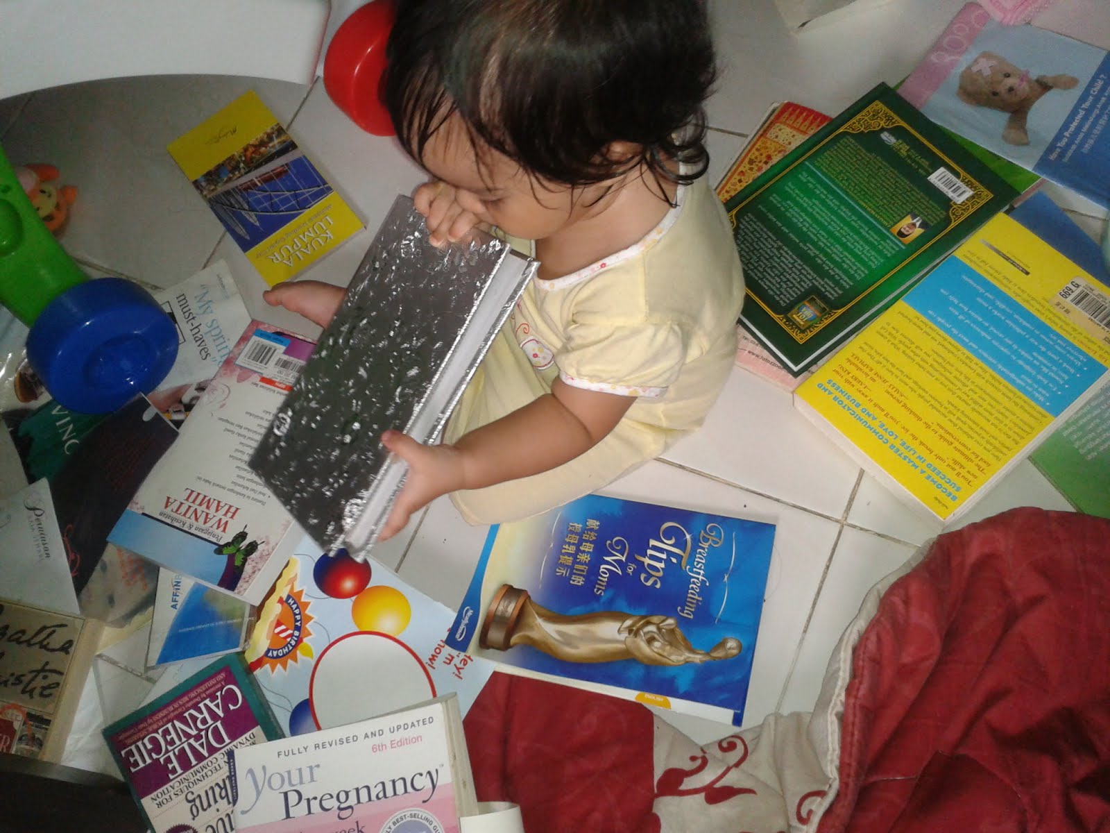 foto zaza: mari membaca bersama baby Alice