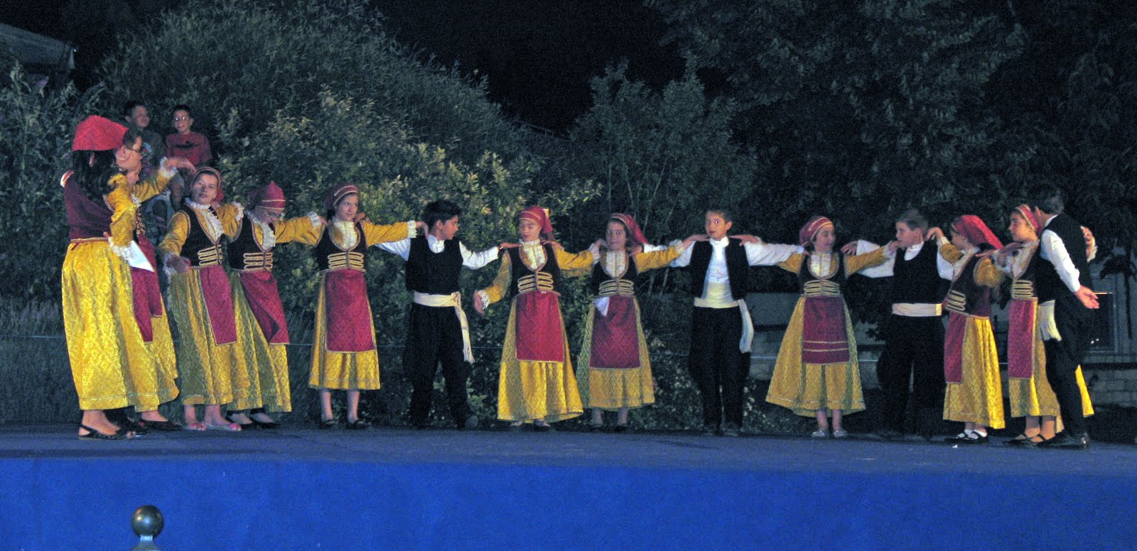folklore-Παράδοση-Πολιτισμός: ΠΑΡΑΔΟΣΙΑΚΟΙ ΧΟΡΟΙ ΚΑΤΩ ΑΠΟ ΤΟ ΒΛΕΜΜΑ ΤΟΥ ...