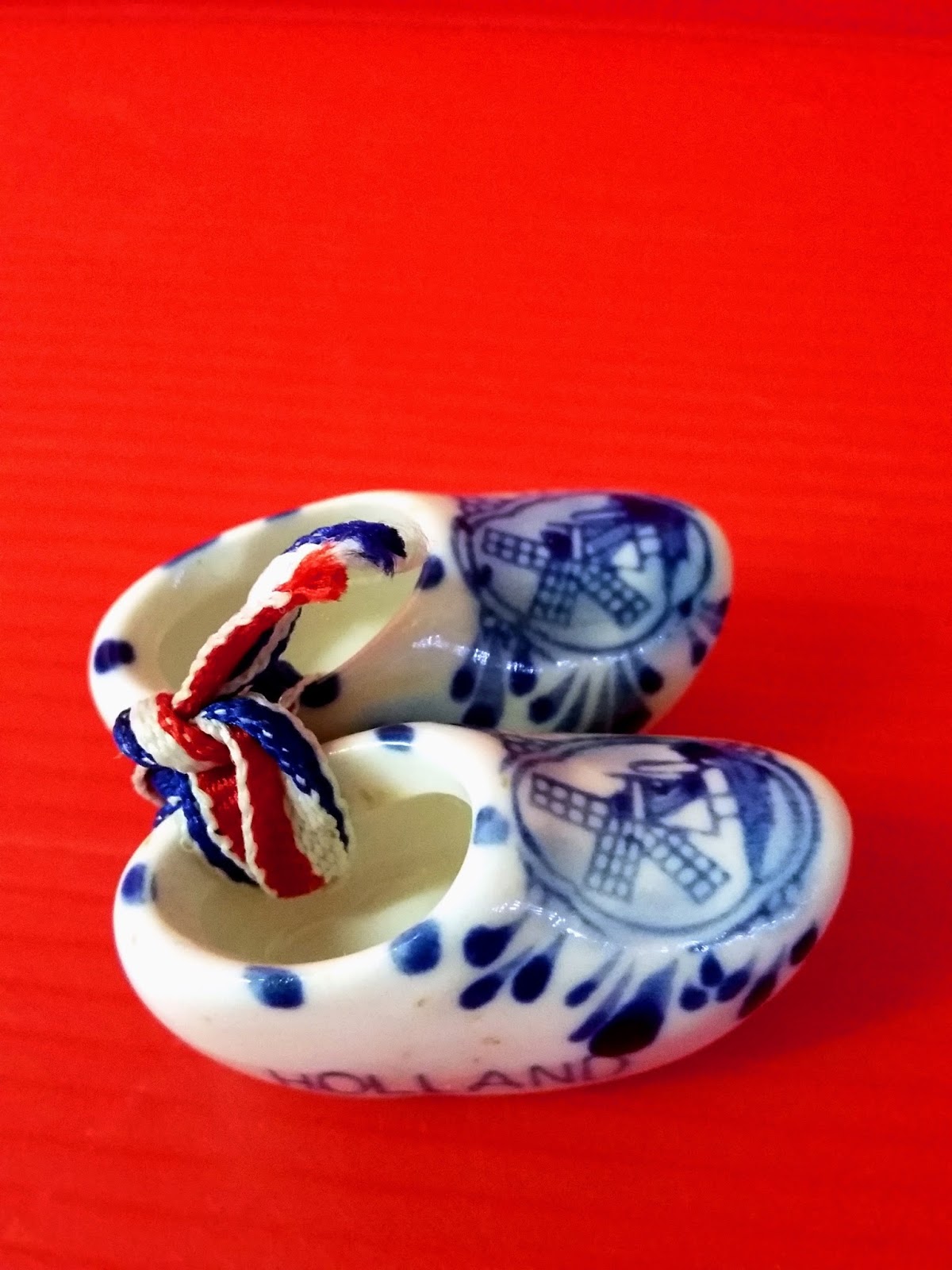 Koleksi Barang Bekas Unik: Set Klompen Mini Delft