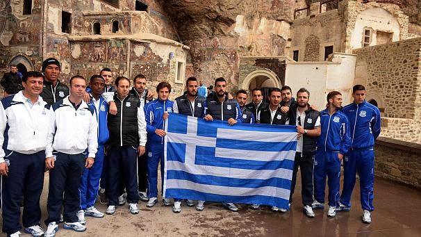 ΚΕΡΙ ΣΤΗΝ ΠΑΝΑΓΙΑ ΣΟΥΜΕΛΑ ΚΙ ΕΛΛΗΝΙΚΗ ΣΗΜΑΙΑ ΣΗΚΩΣΑΝ ΟΙ ΠΑΚΤΕΣ ΤΟΥ ...