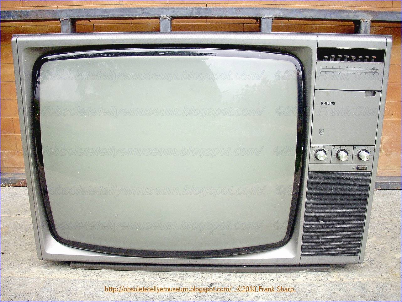 Obsolete Technology Tellye !: PHILIPS I24B301 /08K NUOVO RENO YEAR 1983.