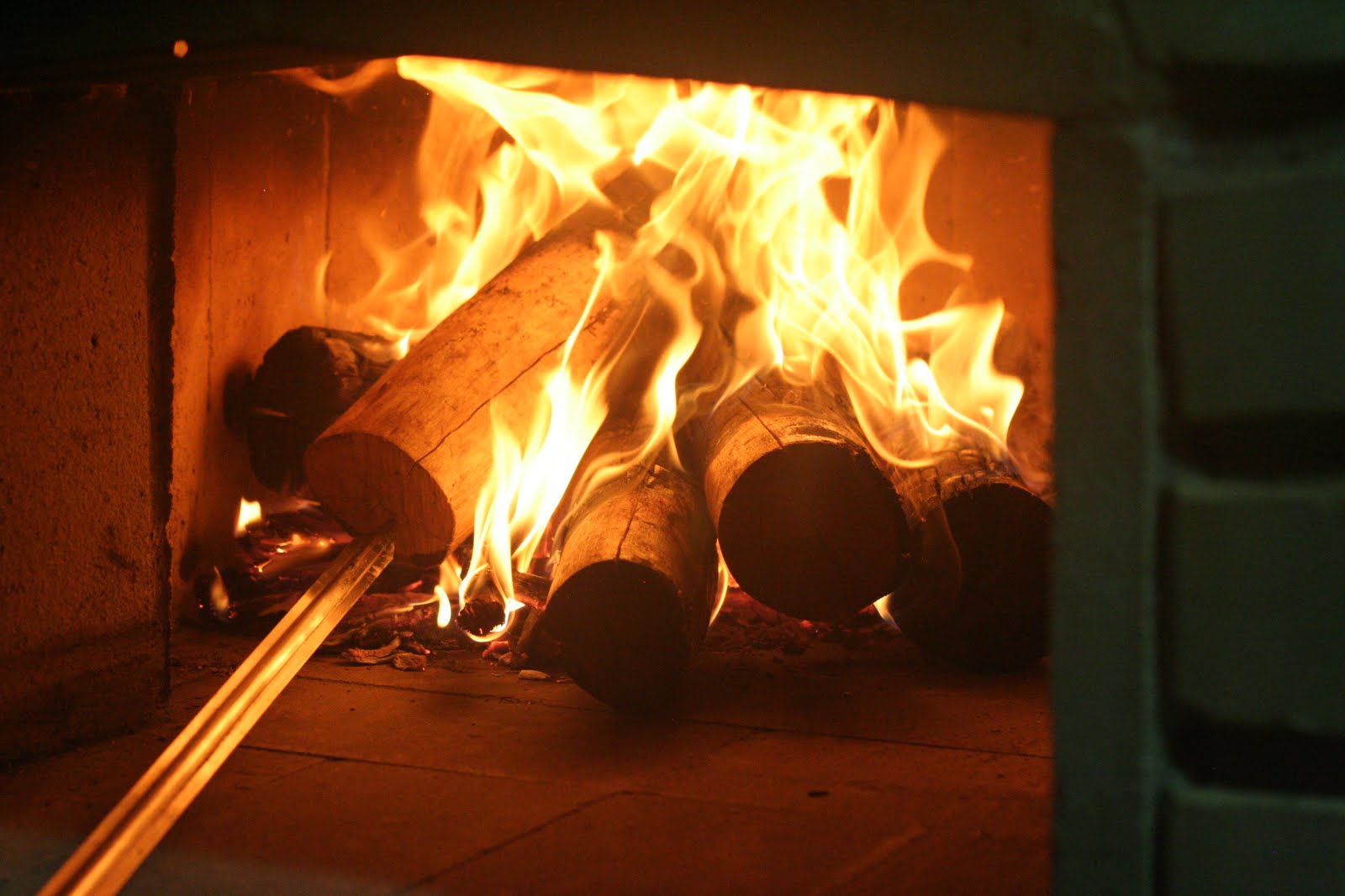 Pastor Hugo Gomes: Só está aceso na sua vida o fogo que você alimenta