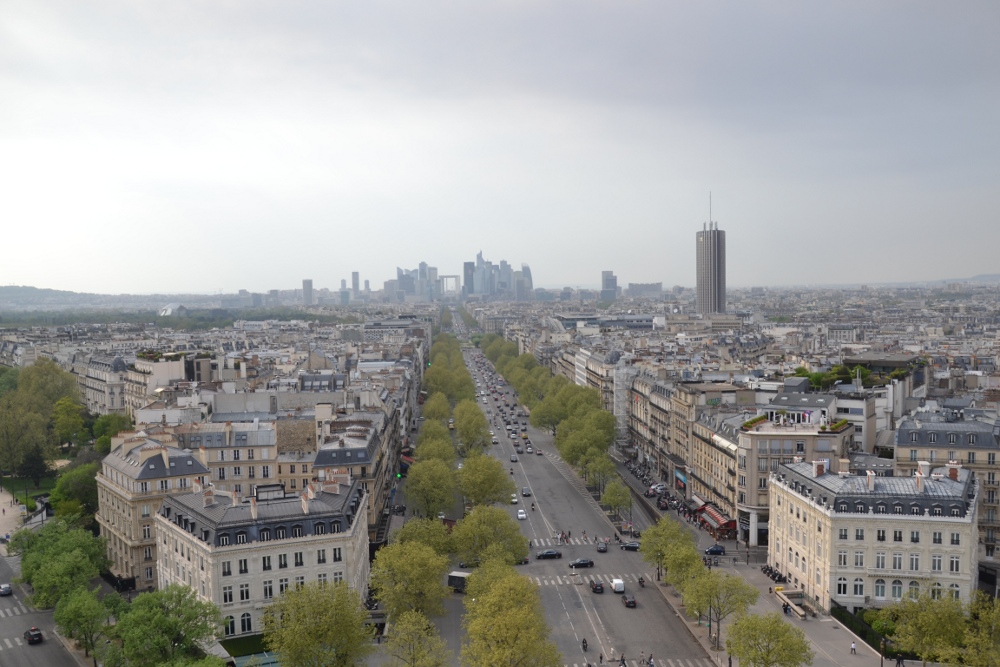 Kolmenimemees: Roosa Pariis, viimane rahukevad, VI. Triumfikaar ja ...