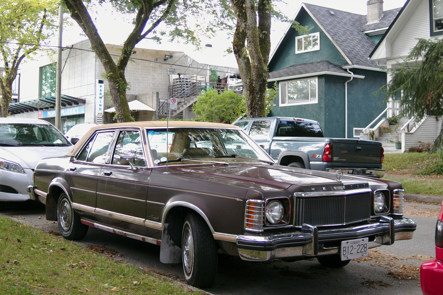 Old Parked Cars Vancouver: 1975 Mercury Grand Monarch Ghia