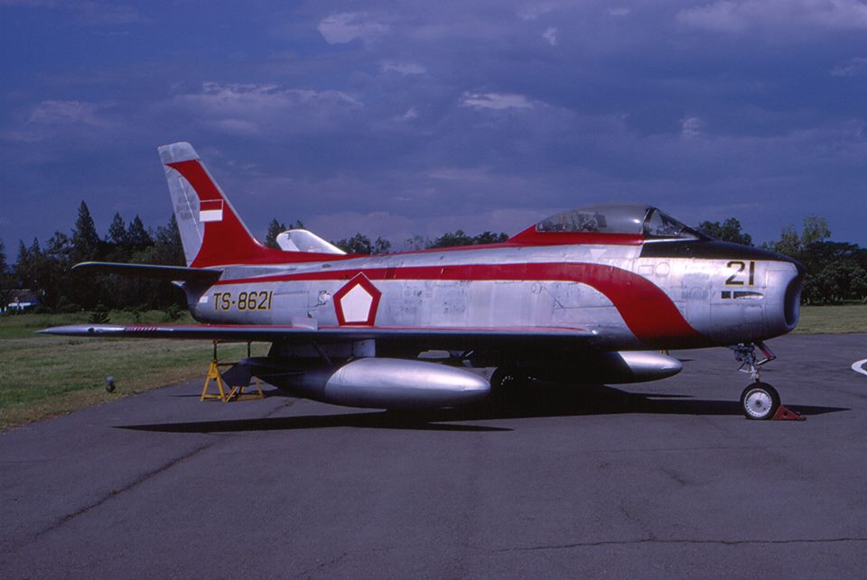 AIRPLANE SCALE MODELKIT: F-86 Avon Sabre