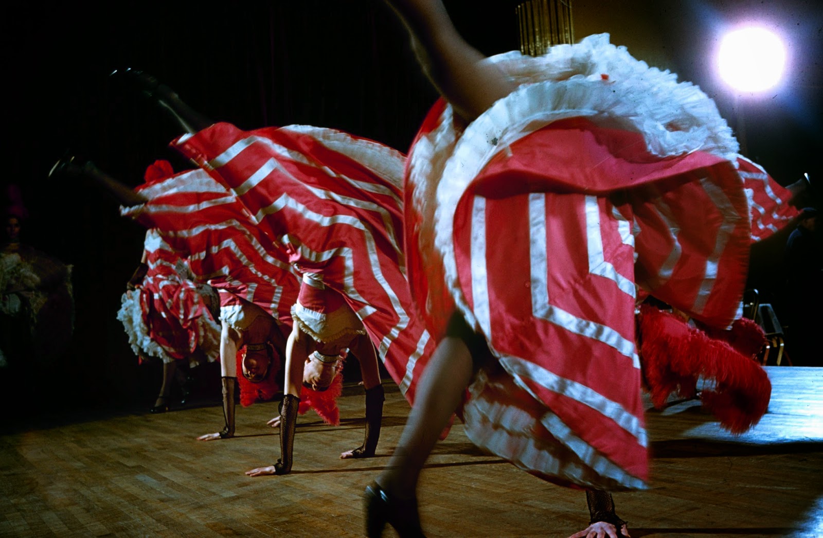 Amazing Color Photos of Cabaret Dancers at the Moulin Rouge in the late ...