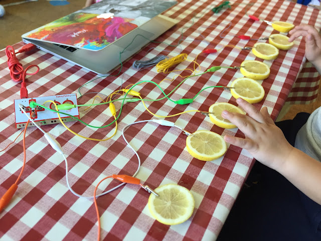 Experimentando con makey makey.