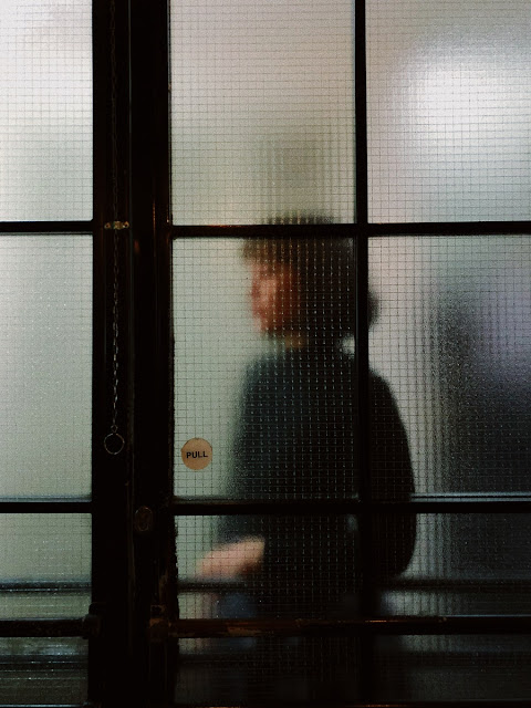 "Bump against" nghĩa là gì?