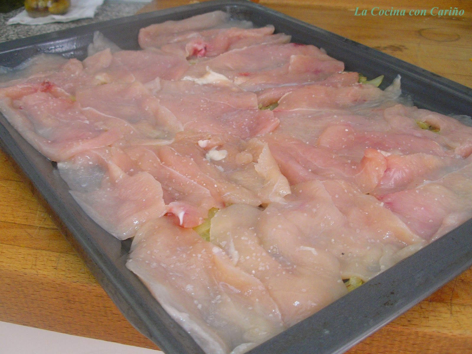 FILETES DE POLLO AL HORNO CON SALSA DE QUESO AZUL Y PIMIENTA VERDE