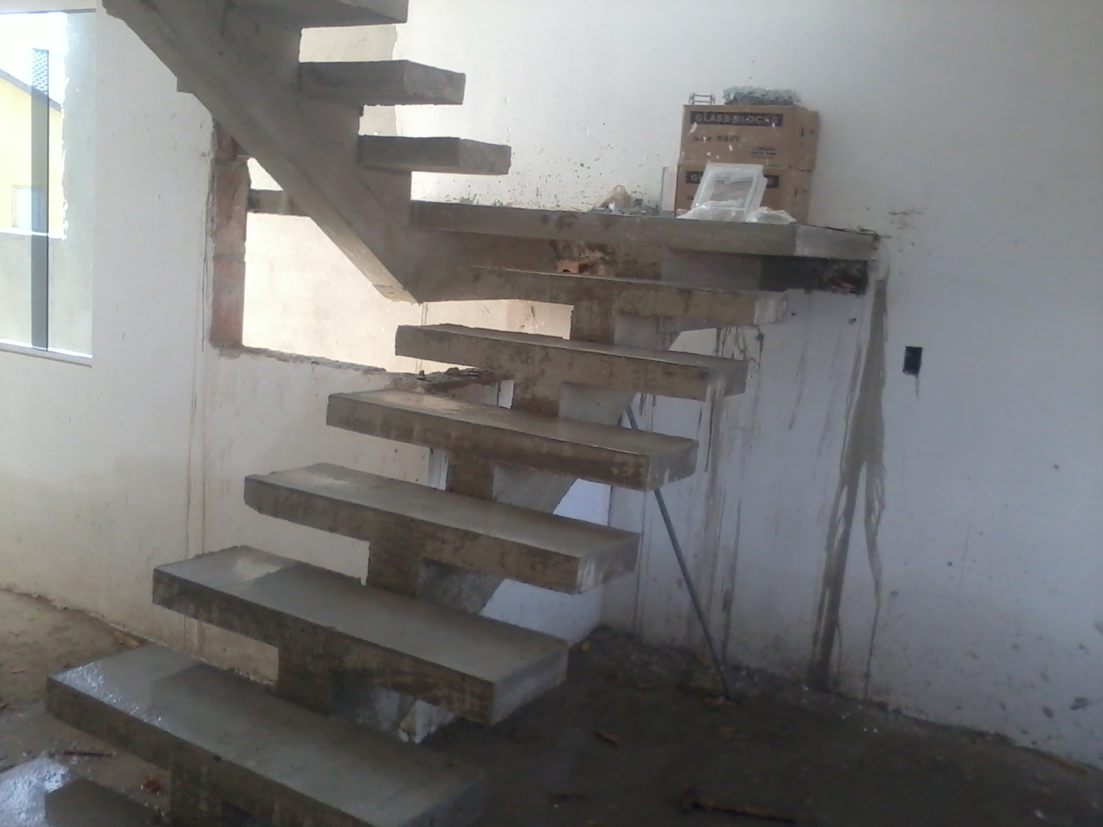 ESCADA DE CONCRETO: ESCADA VIGA CENTRAL EM U NO BAIRRO DO ADRIANA COCAIA