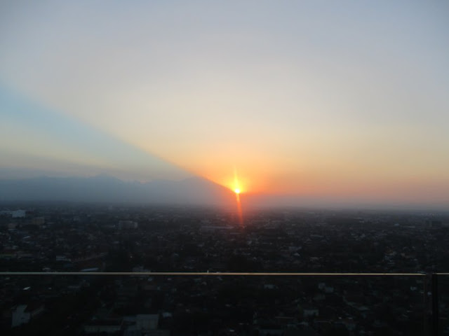 Agra Rooftop Alila, Tempat Terbaik Menikmati Sunset Di Kota Solo ...