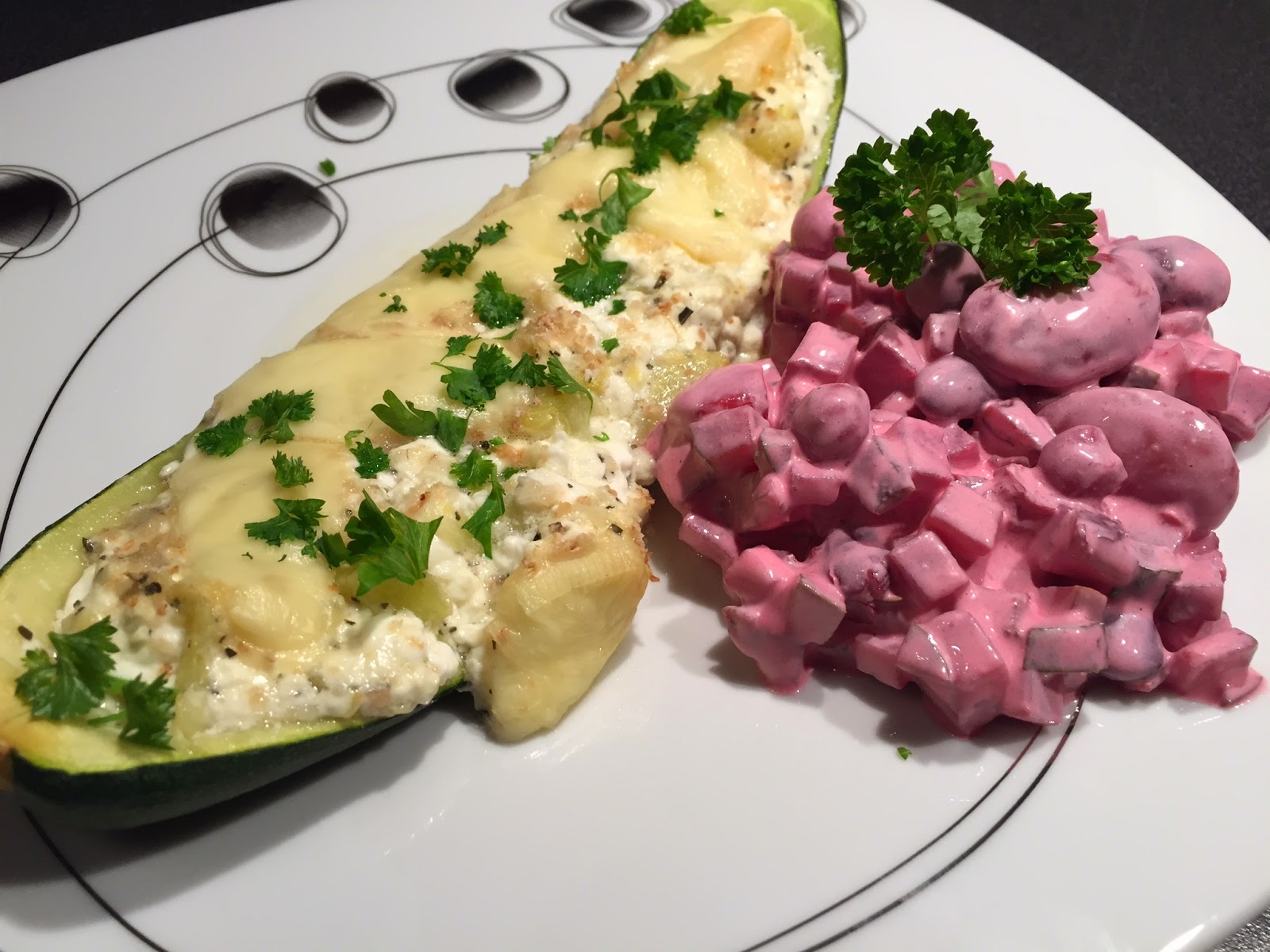 Mõmmiku isutekitaja: Täidetud suvikõrvitsad ja oa-peedisalat