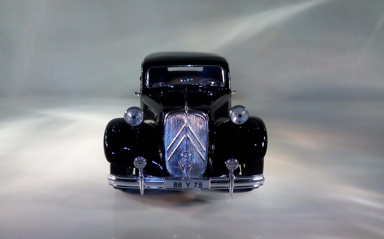 Auto GALERIA 1:18 Eddie: Citroën 15CV (1952)