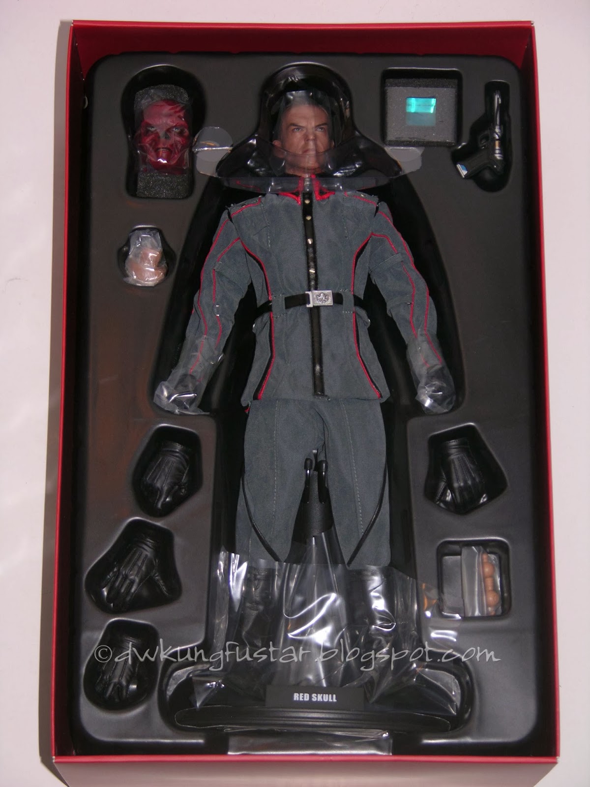 The Fire Rises as The Force Awakens: Hot Toys - Red Skull - Un-Boxing ...