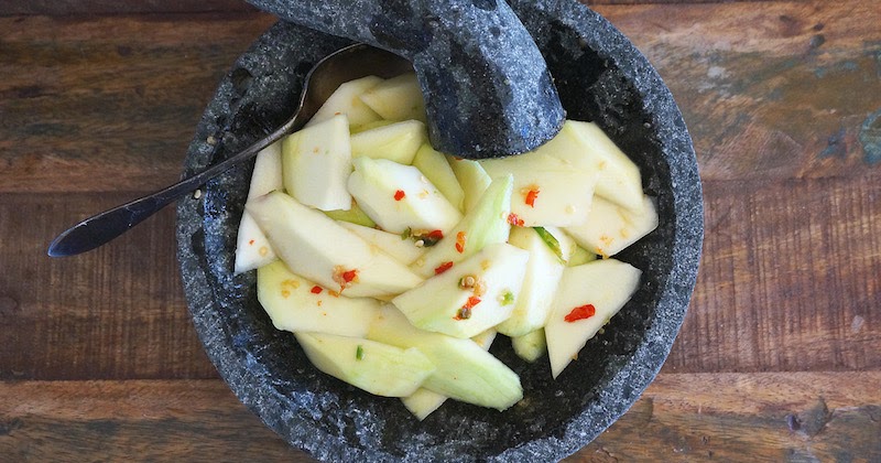 Green Mango With Sweet And Spicy Sauce