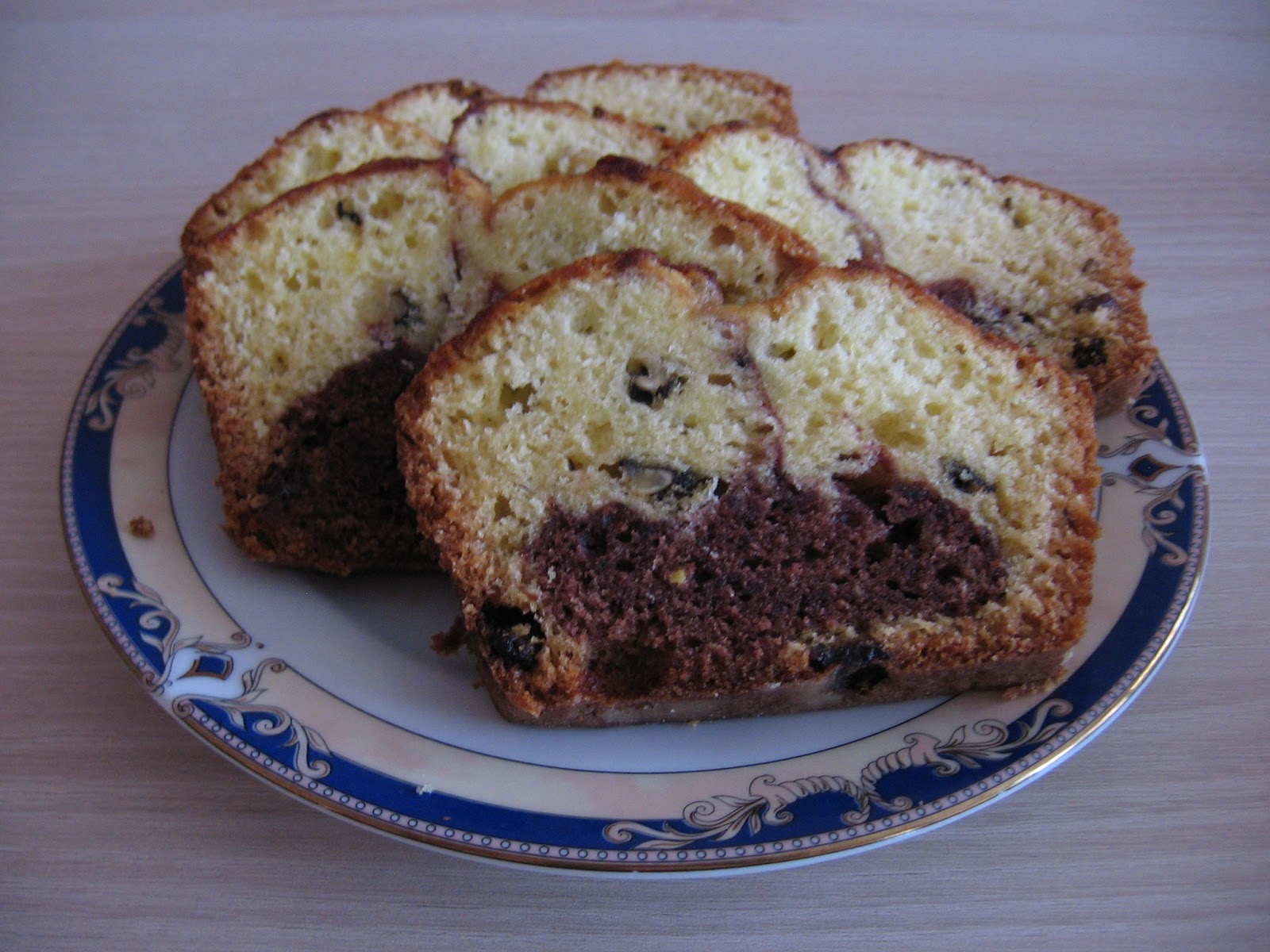 Gateste cu Mihaela: Chec cu stafide, nuci, rahat