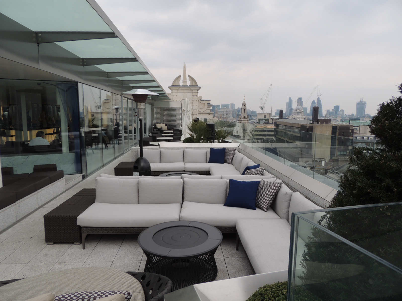 Radio Rooftop Bar "Me" Hotel London | Norman Foster - Ministerio de diseño