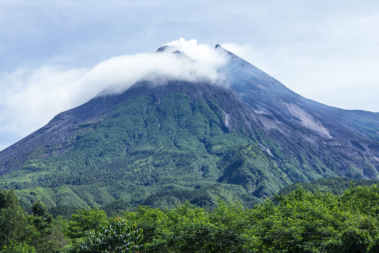 TBW: Mount Merapi Indonesia's colossus north of Yogyakarta city ...
