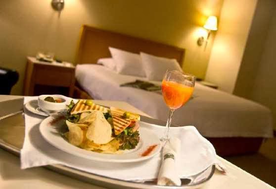 ZORBASH: Room Services / Servicio al cuarto