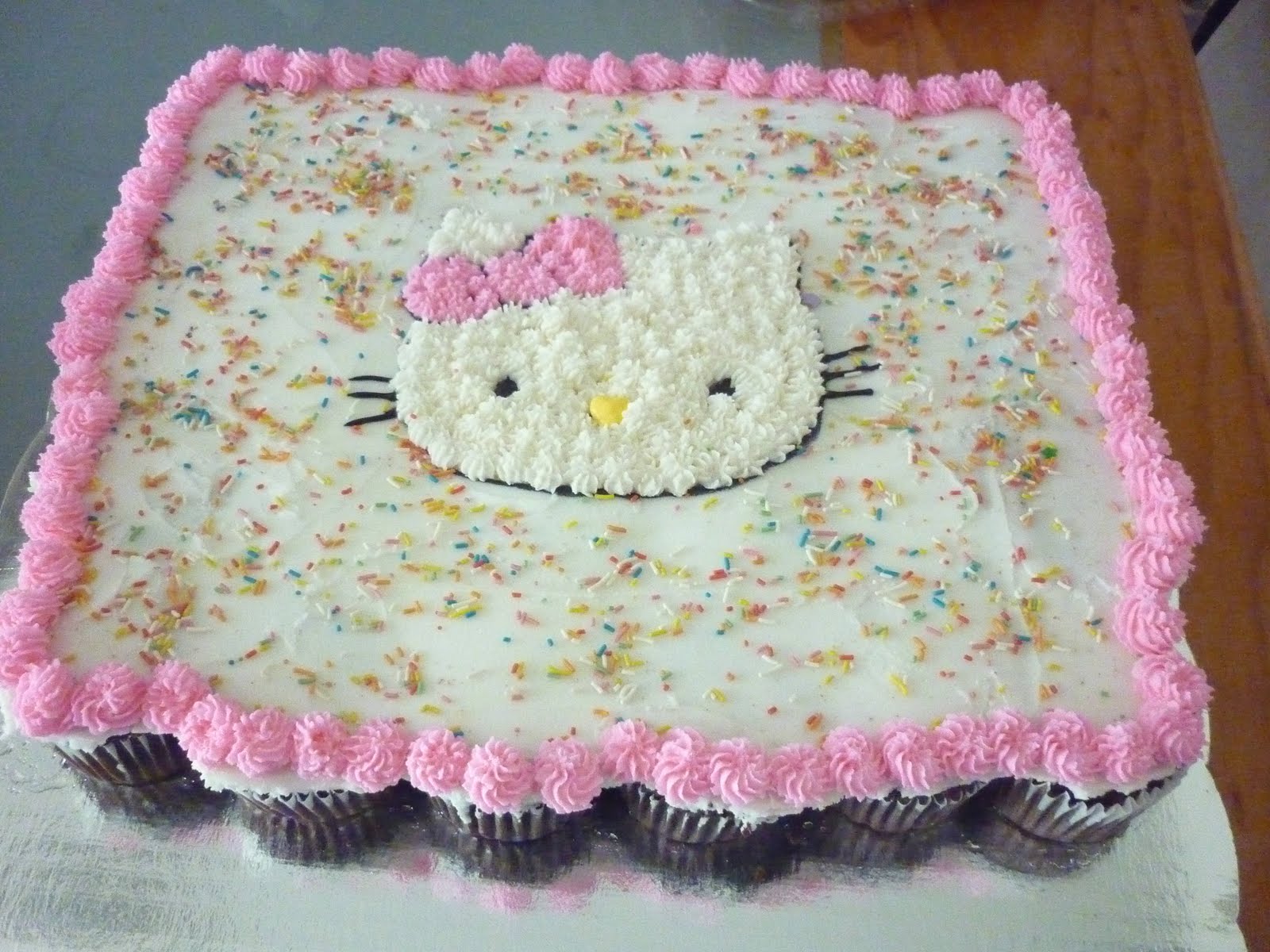 Aurora's Home Cakes: Pastel de Hello Kitty
