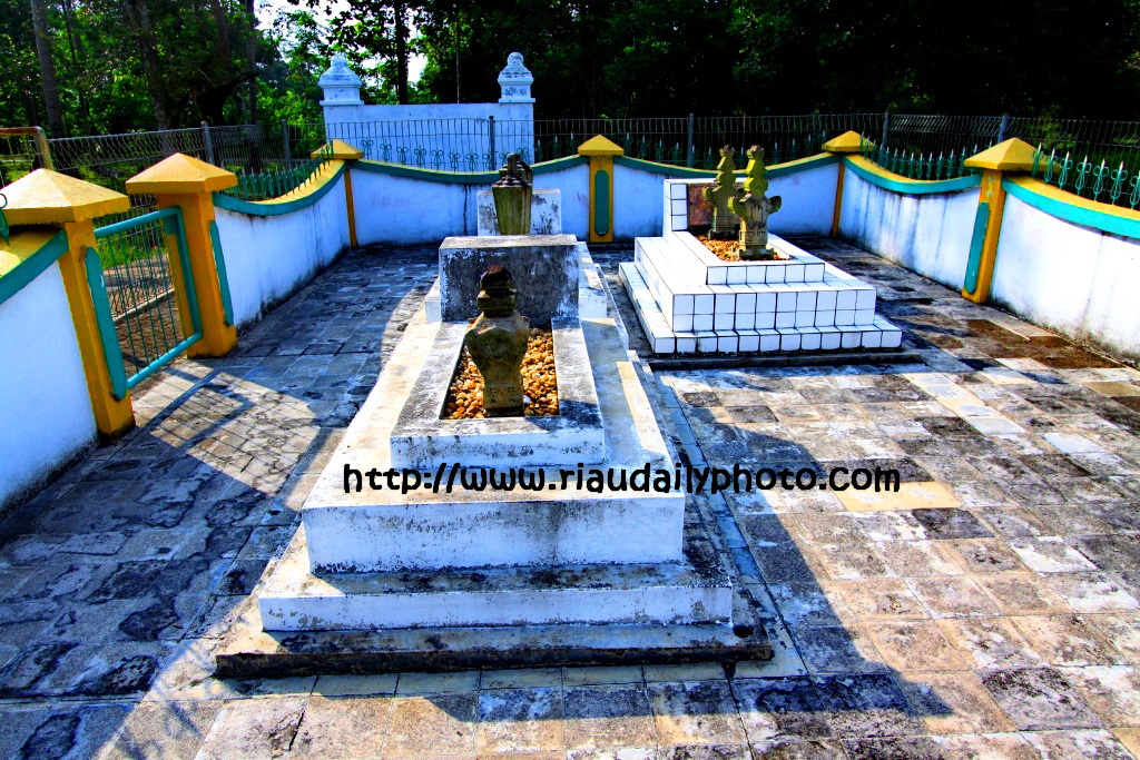 SITUS CAGAR BUDAYA KOMPLEK MAKAM RAJA-RAJA INDRAGIRI | RIAU DAILY PHOTO