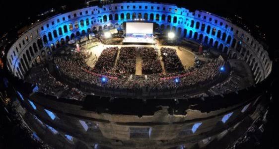 Gambarkan Konsep Panggung Arena Soal Kita - Riset