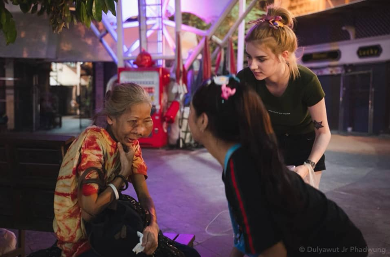 Irish model Jessie Vard spotted giving food packs to homeless people of ...
