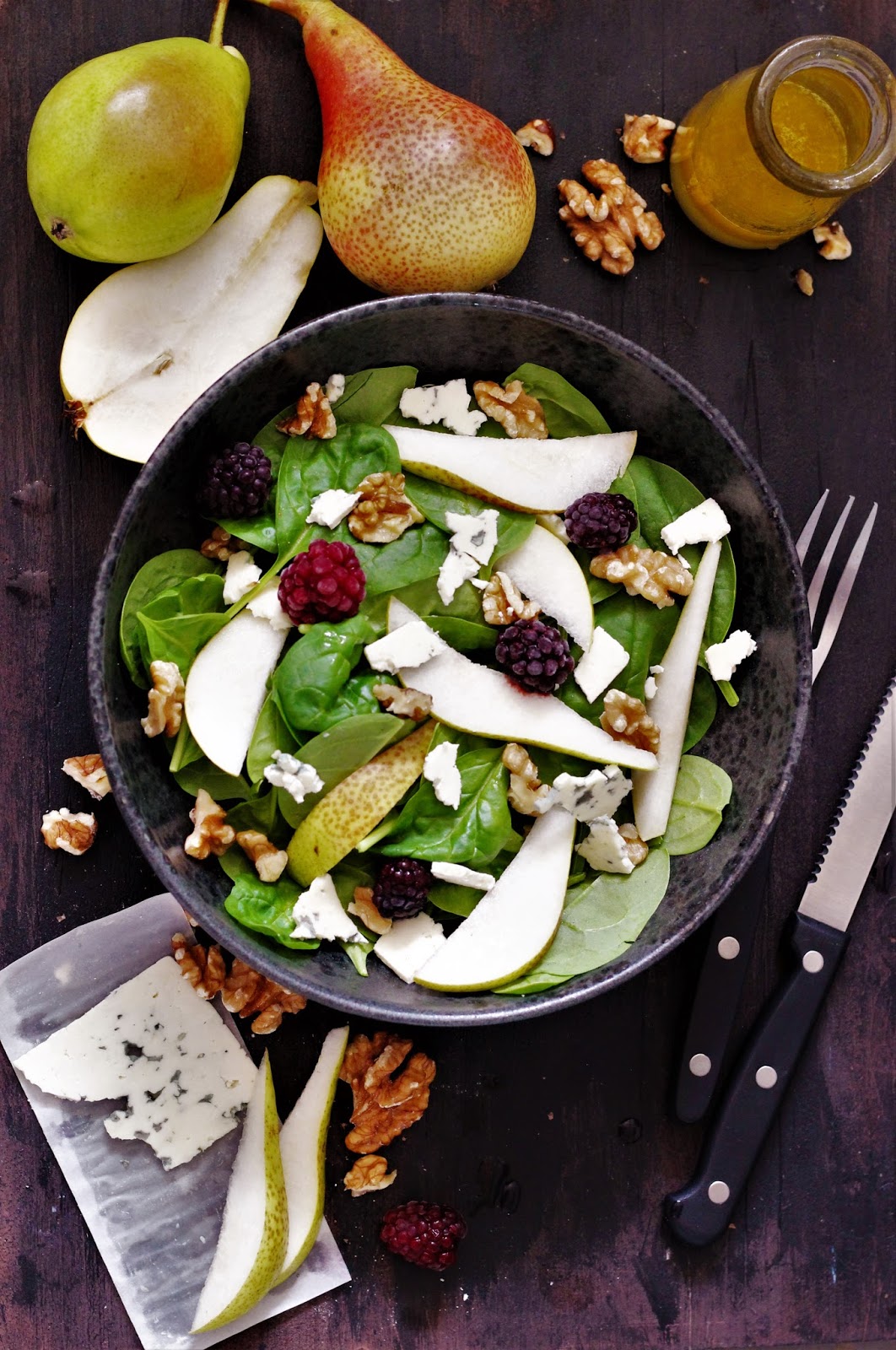 Efterårs-salat med pærer, blå ost, bær og valnødder