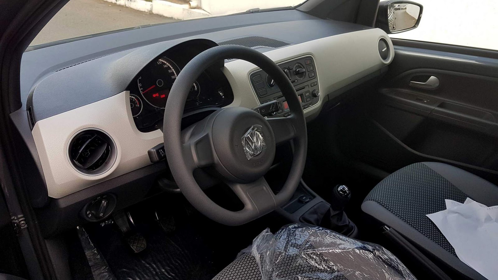 VW Up! Track 2017: consumo, preço, avaliação - vídeo