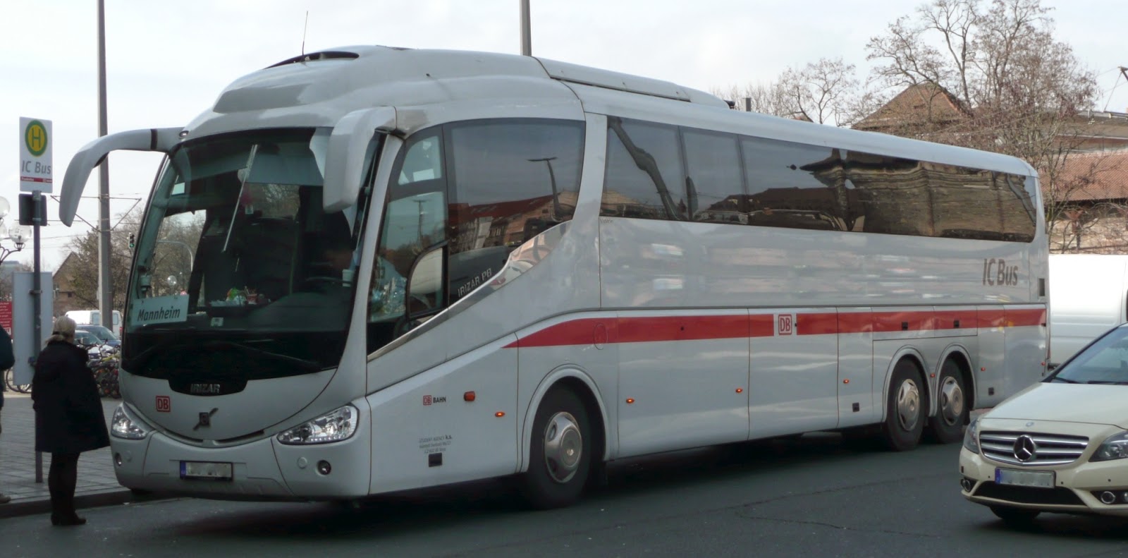 Unterfrankes Welt: DB IC Bus in Nürnberg vor dem Hbf