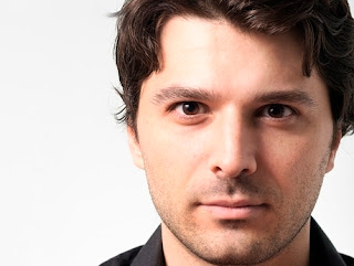 Το Τέταρτο Κουδούνι: Ο Βασίλης Νικολαΐδης αλλάζει το φύλο στην ...