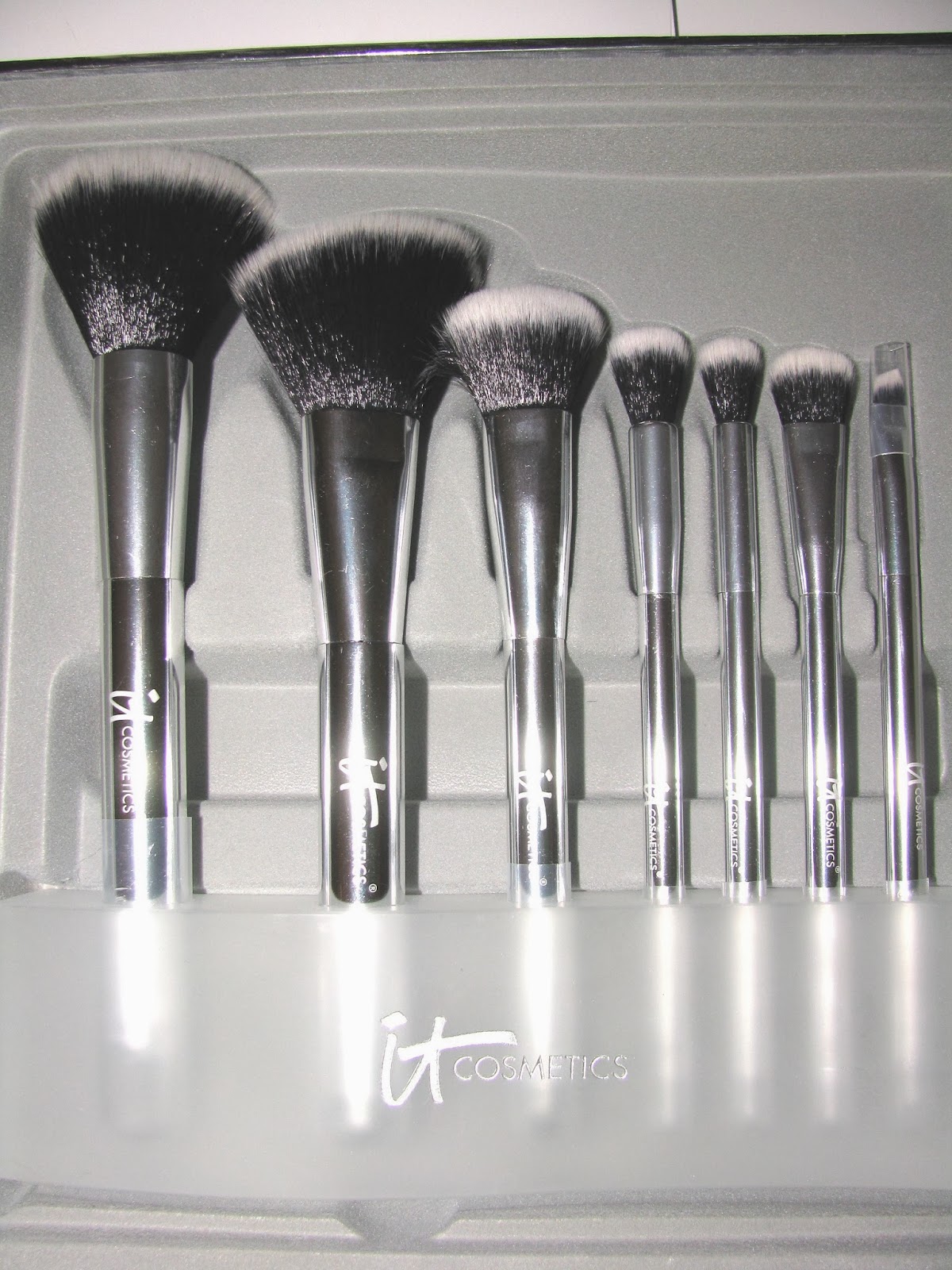 The Beauty Alchemist: It Cosmetics Luxe Blurring Micro Airbrush ...